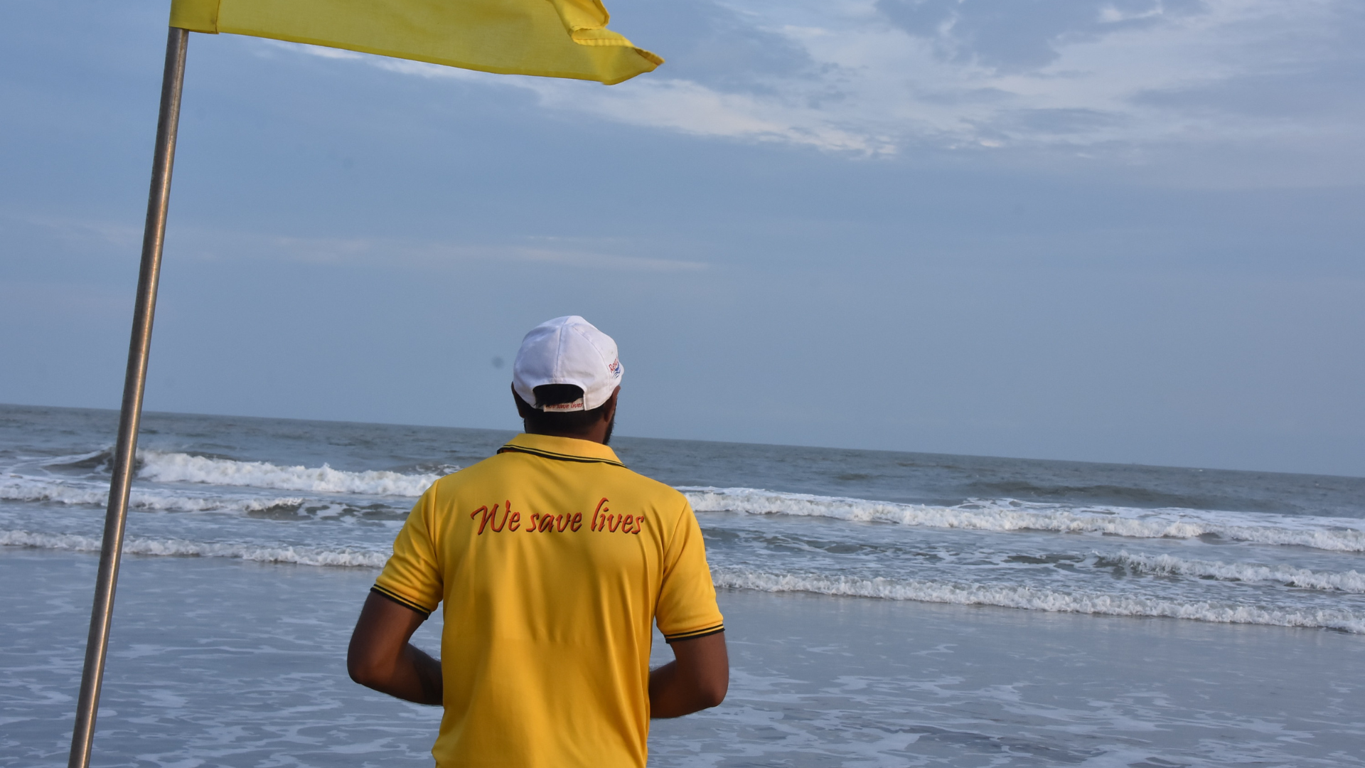 Life on the Beach: A Day in the Life of a Lifeguard - Rashtriya Life ...